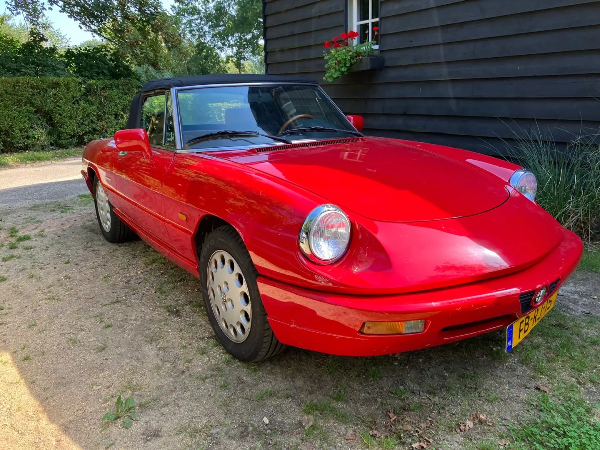 The Alfa Romeo Spider S4: A Classic and Stylish Youngtimer Convertible ...