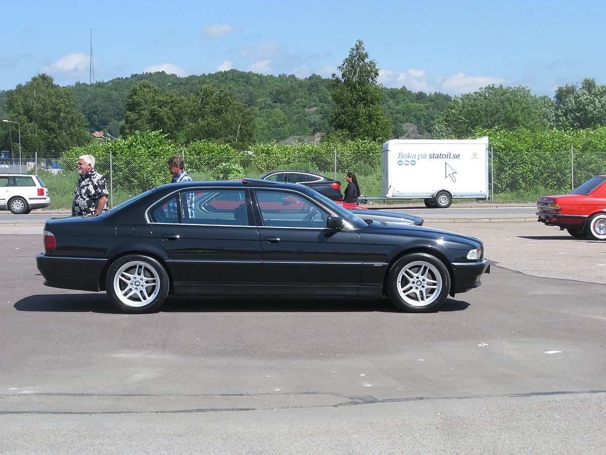BMW E38 or Mercedes-Benz W140? – Youngtimer Cars Europe